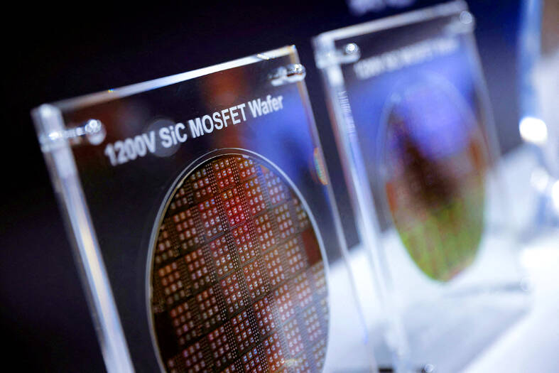 Hon Hai eyes India chip incentive plan after Vedanta split - Taipei Times