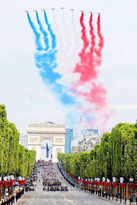 Paris parade - Taipei Times
