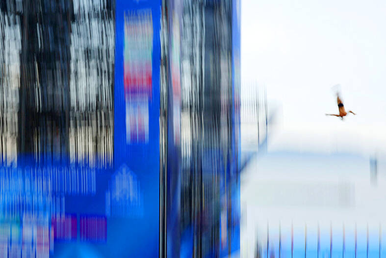 High-diving couple brave dangers for rush of sport - Taipei Times