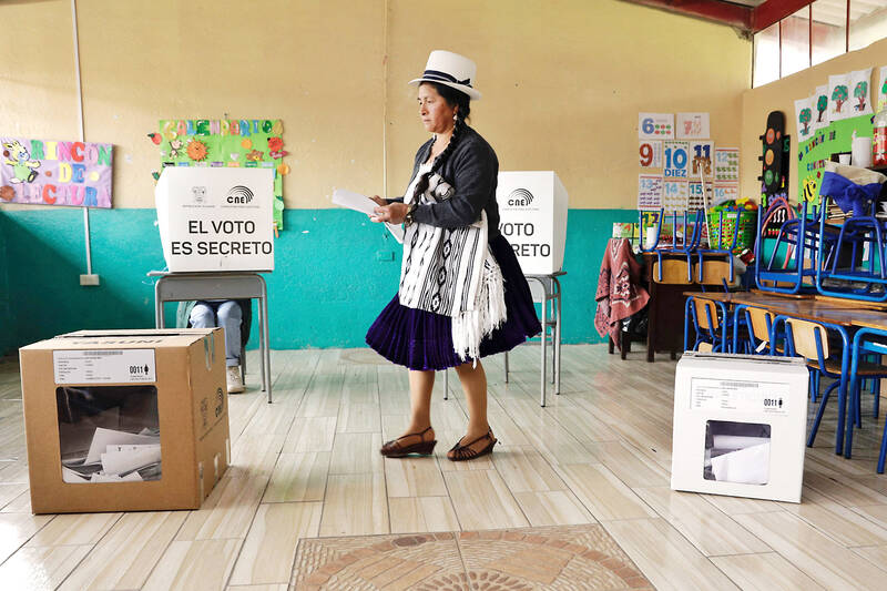 Correa ally, banana heir head to run-off - Taipei Times