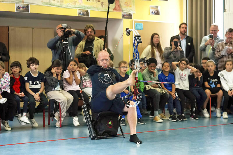 ‘Armless Archer’ wows kids at Paris school - Taipei Times