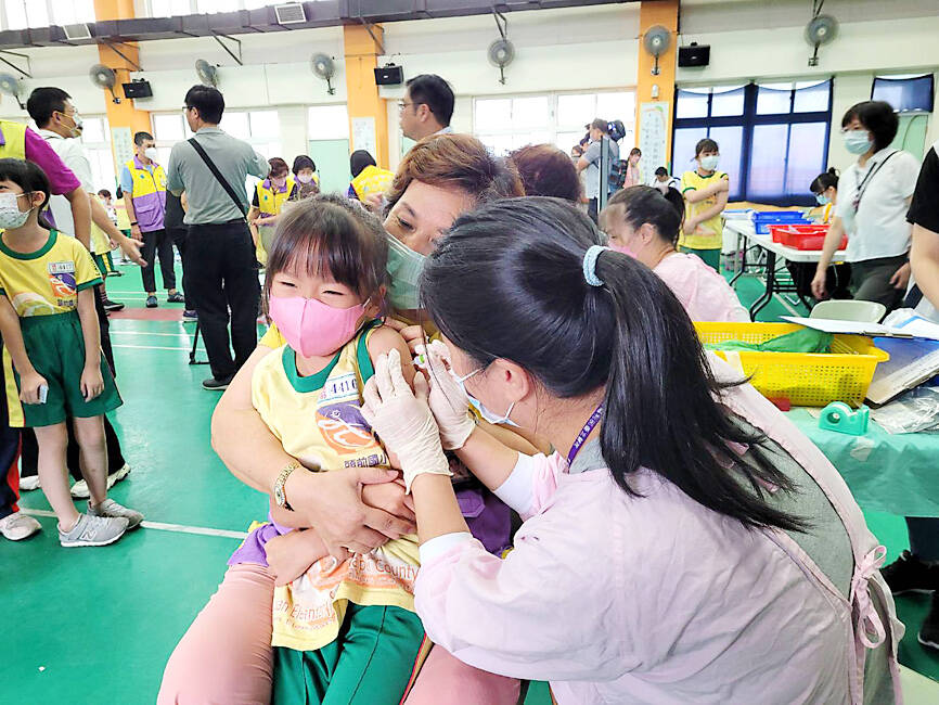 More than 1 million free flu shots given in first six days - Taipei Times