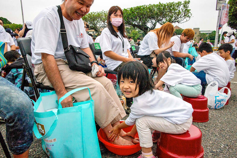 Best foot first - Taipei Times