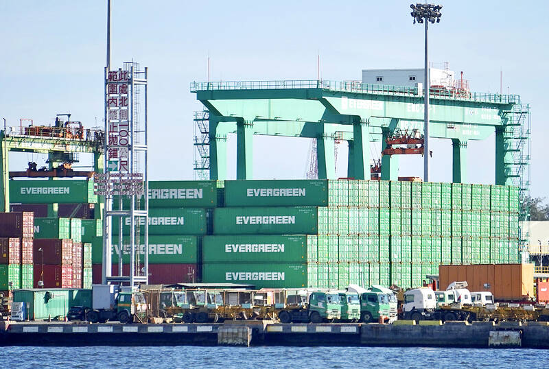 Export order slide enters 13th month - Taipei Times