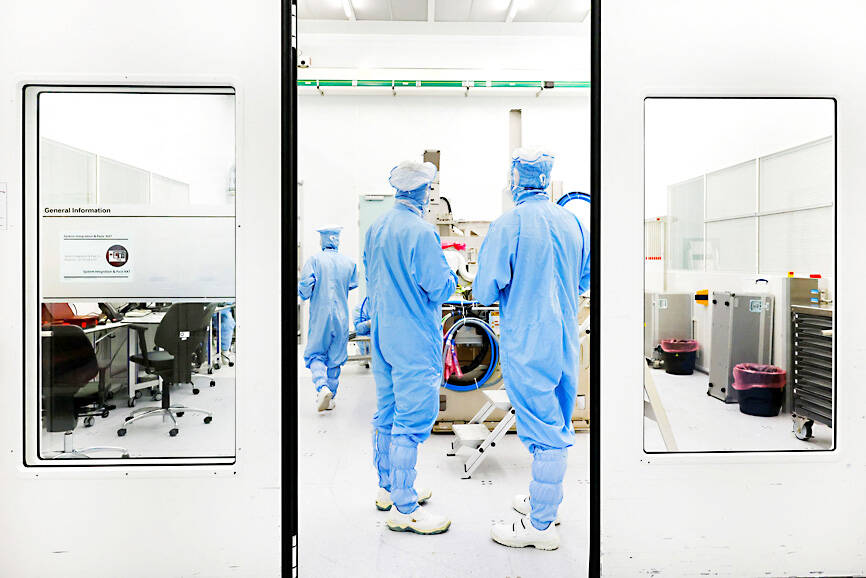 ASML ships first parts for high-end machine to Intel - Taipei Times