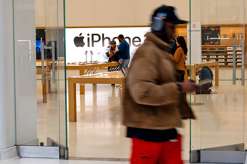 Apple forecasts iPhone sales dip on slow China demand - Taipei Times