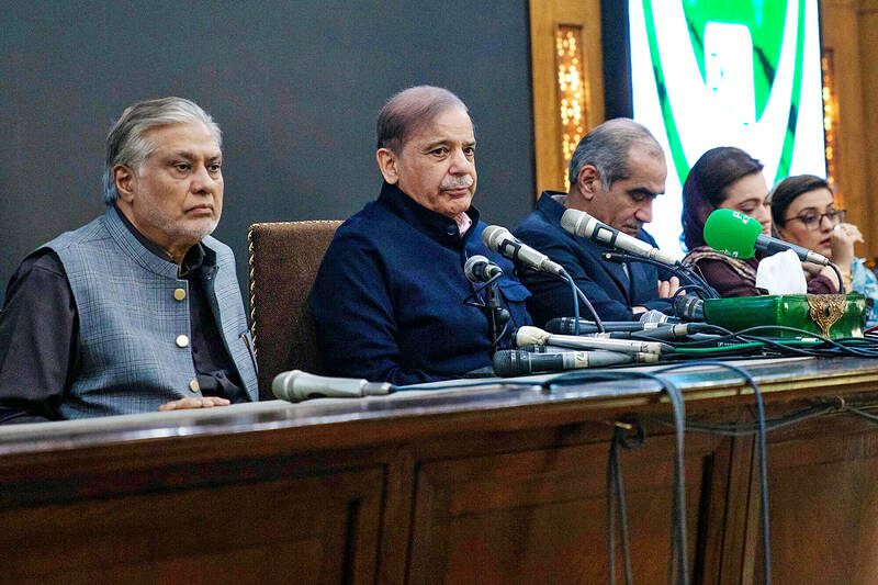 Pakistan parties agree on coalition excluding Khan - Taipei Times