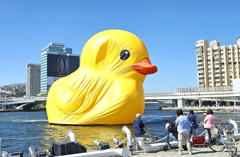 Deflating duck - Taipei Times