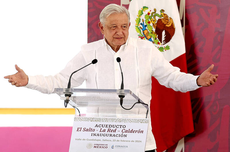 Mexico politicians denounce leak of phone numbers - Taipei Times