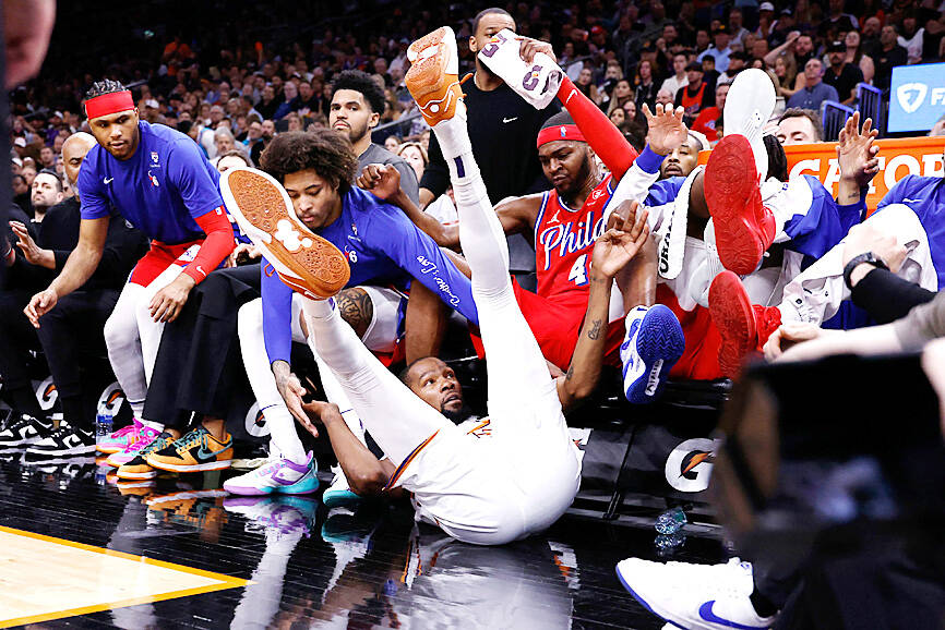 Celtics hold off Bucks to extend run - Taipei Times