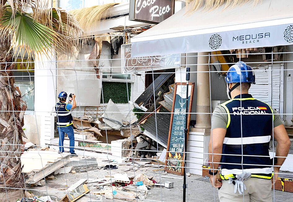 At least four die in Mallorca collapse - Taipei Times