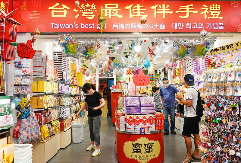 Consumer confidence up from one-year low: report - Taipei Times