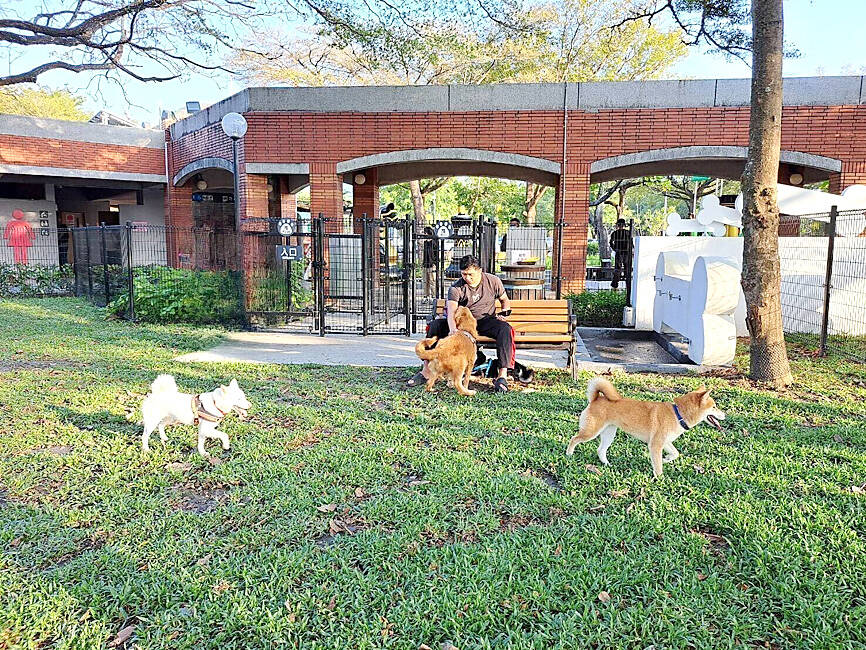 Freeway stops to have dog parks - Taipei Times