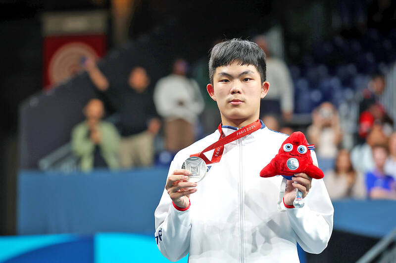 Chen Po-yen claims silver in Paris - Taipei Times
