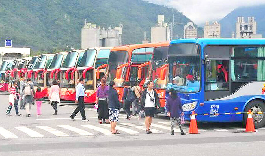 Premier comments on bus driver playing PLA videos - Taipei Times