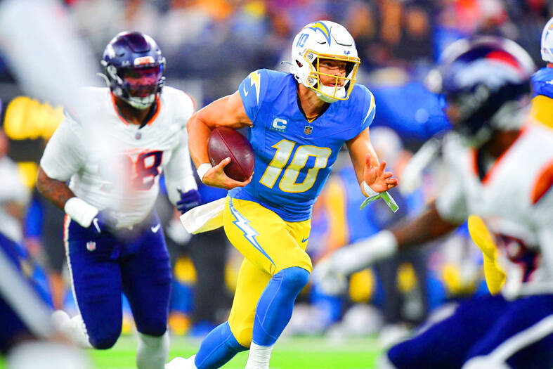 Chargers’ rare play helps pip Broncos - Taipei Times